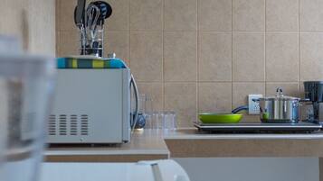 Apartamento | Kitchenette privada | Um frigorífico, um micro-ondas, uma cafeteira/bule, uma torradeira