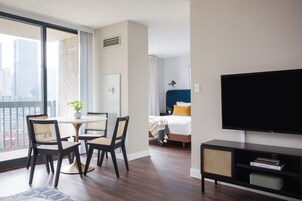 Estúdio Premium, 1 cama queen-size e sofá-cama, na torre (Self Check-in with Virtual Front Desk) | Roupa de alta qualidade, camas de colchão viscoelástico 