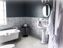 Quarto de Luxo | Casa de banho | Produtos de higiene exclusivos, um secador de cabelo 