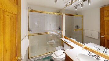Condo, 2 quartos (03) | Banheiro | Chuveiro/banheira combinados, produtos de toalete grátis
