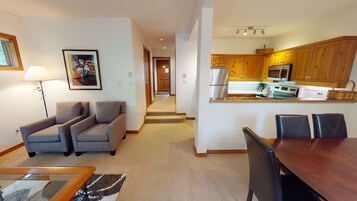 Apartamento em Condomínio Fechado, 2 quartos (03) | Sala de estar | TV de ecrã plano, lareira 