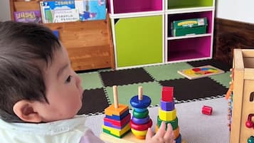 Casa em estilo japonês, 4 quartos, frigorífico e micro-ondas (Private villa,Max 16guests,Mitsuba) | Sala de estar | Televisor, ténis de mesa, brinquedos, livros