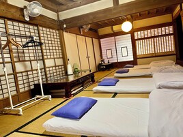 Casa em estilo japonês, 4 quartos, frigorífico e micro-ondas (Private,Max 20 guests,Non Smoking) | 4 quartos, secretária adequada para computadores portáteis