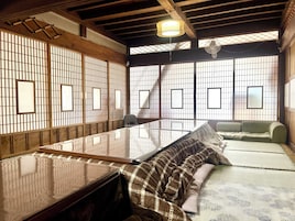 Casa em estilo japonês, 4 quartos, frigorífico e micro-ondas (Private,Max 20 guests,Non Smoking) | Sala de estar | TV de ecrã plano, leitor de DVD, brinquedos