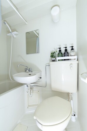 Quarto (Garden Otsuka 704) | Banheiro | Chuveiro/banheira combinados, secador de cabelo, chinelos 
