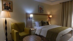 Quarto Básico | 1 quarto, cofre no quarto, secretária 