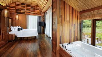 Quarto de madeira com uma cama, uma janela grande e uma banheira.