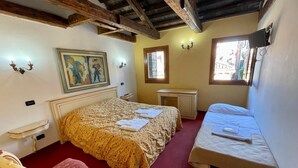 Quarto com cama, escrivaninha, cadeira e janela.