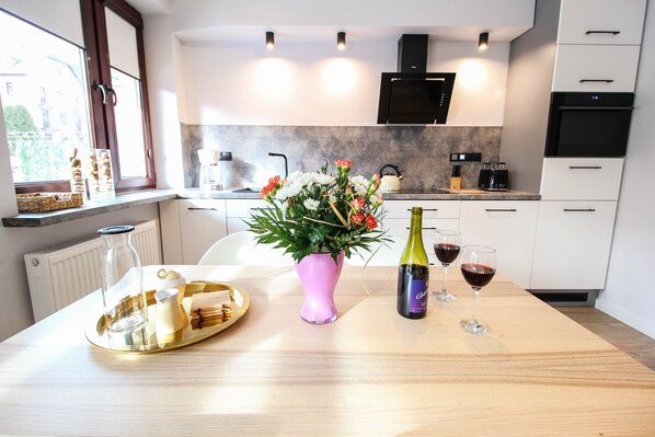 Apartamento Comfort | Cozinha privada | Um frigorífico, um micro-ondas, uma placa de cozinha 