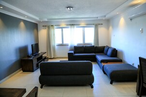 Apartamento Executivo, 3 quartos | Sala | Televisor LED de 35 polegadas com canais por cabo, televisor 