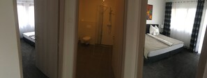 Apartamento, 2 quartos (Sárga) | Casa de banho | Um polibã, toalhas fornecidas