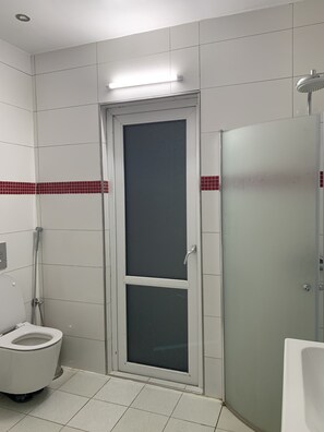 Quarto Quádruplo de Luxo | Casa de banho | Um polibã, um secador de cabelo, toalhas fornecidas, sabão 