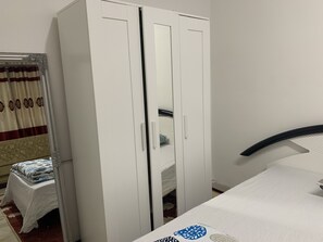 Quarto triplo família, 1 quarto, vista para a cidade | Individualmente decorados, individualmente mobiliados, escrivaninha