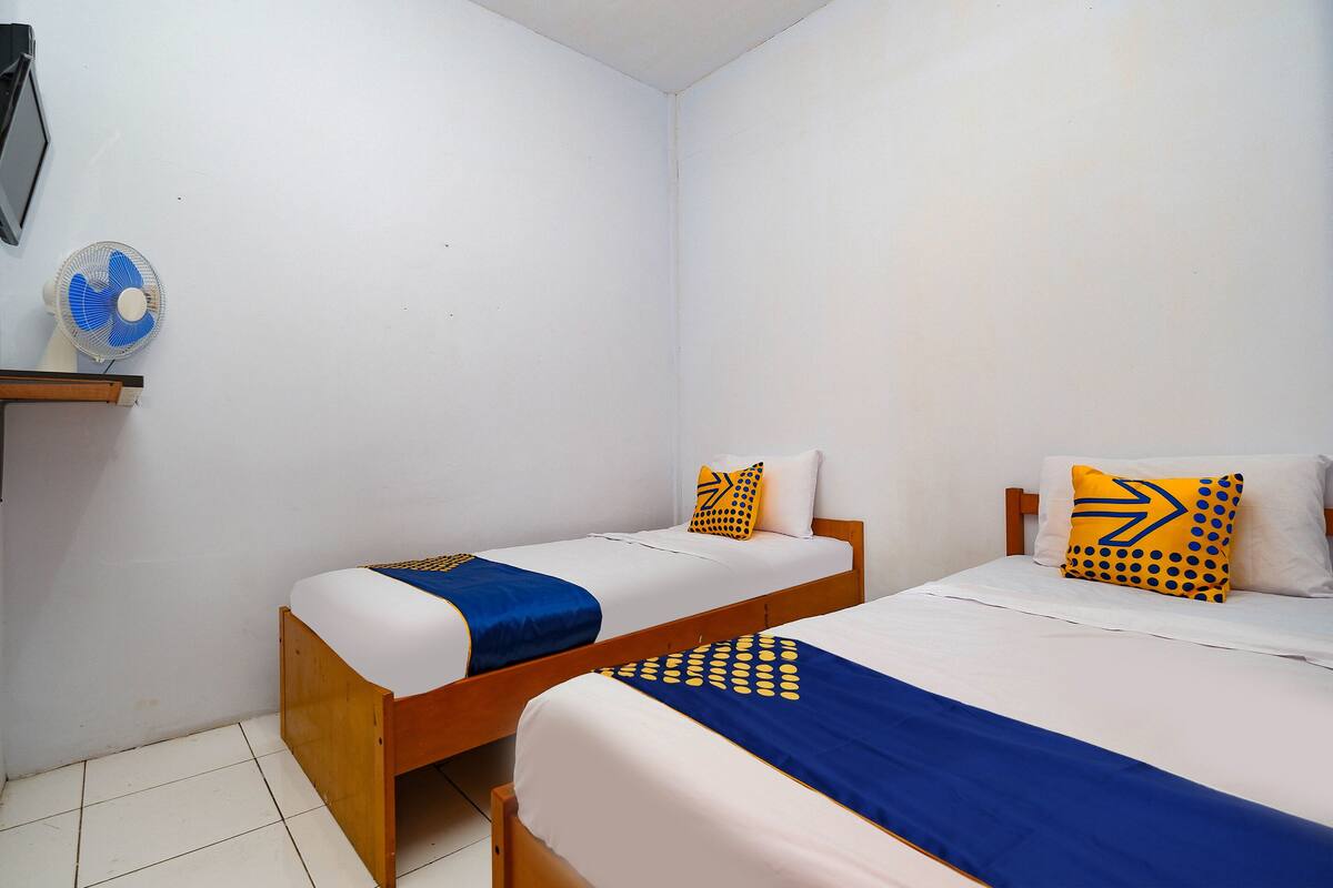 Quarto duplo standard | Escrivaninha, Wi-Fi de cortesia, roupa de cama