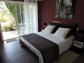 Quarto Duplo Comfort, 1 cama queen-size | Roupa de alta qualidade, secretária, quartos insonorizados 