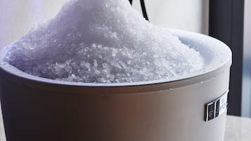 Um recipiente cheio de cubos de gelo.
