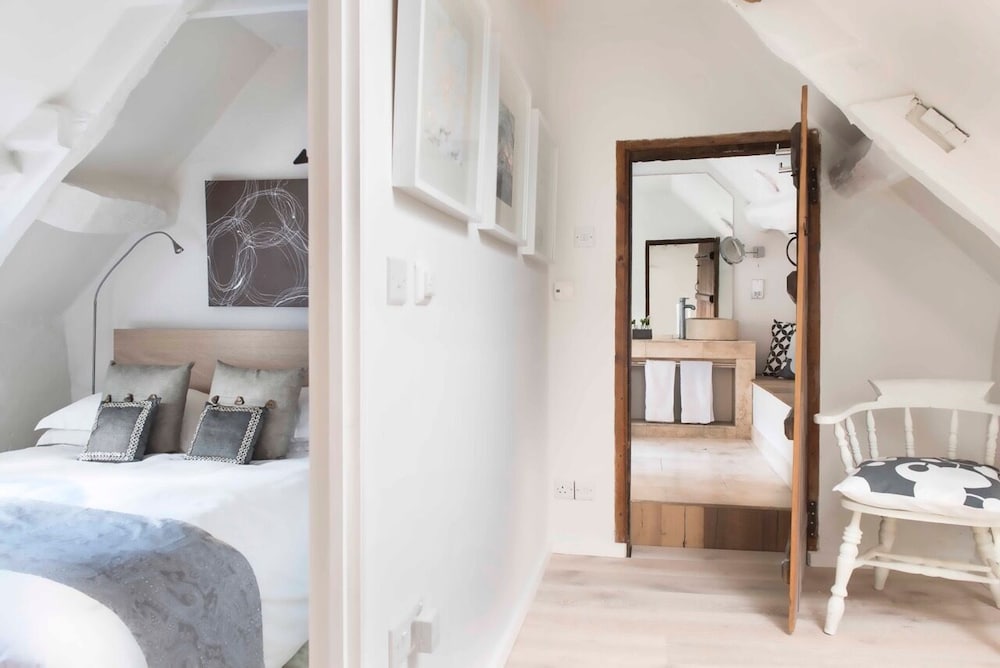 Chic Multi Award Winning 5* Luxury Cotswold Cottage - Sleeps 8 - Burford