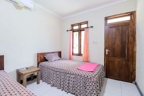 Quarto Familiar | Secretária, roupa de cama fornecida 
