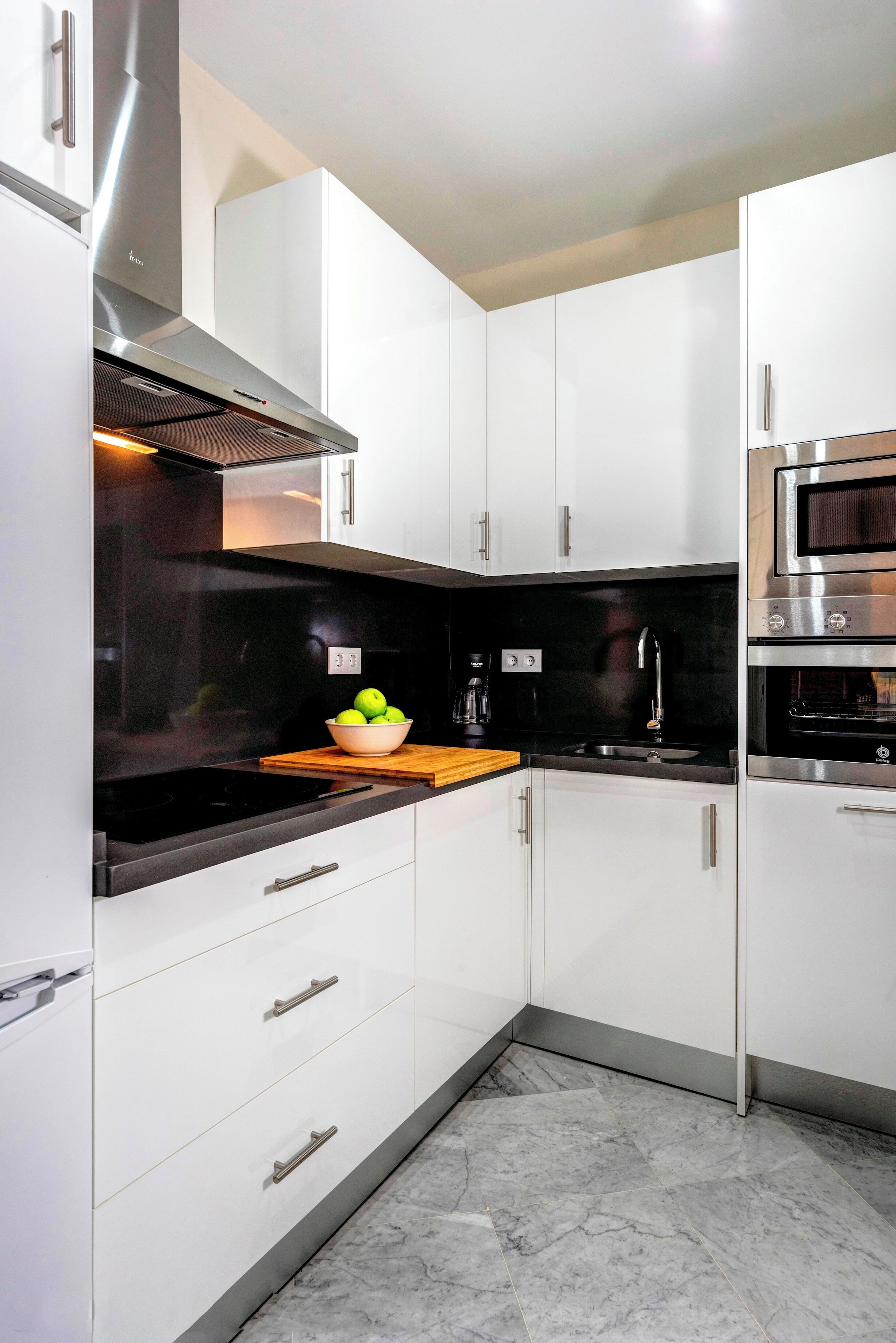 Apartamento (1 Bedroom) | Cozinha privada | Um frigorífico/congelador grande, um micro-ondas, um forno 