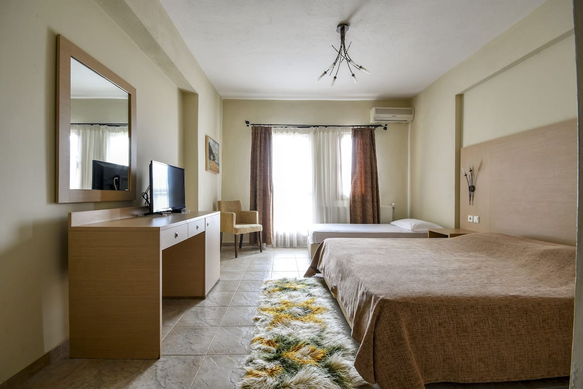 Quarto triplo standard | Ferros/tábuas de passar roupa, berços grátis, Wi-Fi de cortesia