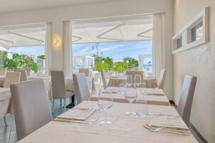 Serviço de almoço e jantar, vistas para o mar 