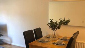 Casa, 2 quartos | Opções para refeição no quarto