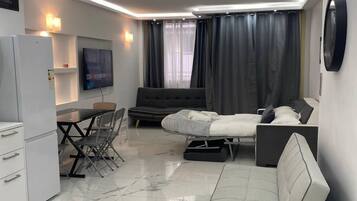 Apartamento Comfort | Sala de estar | TV de ecrã plano, Netflix, leitor de DVD, serviços de streaming