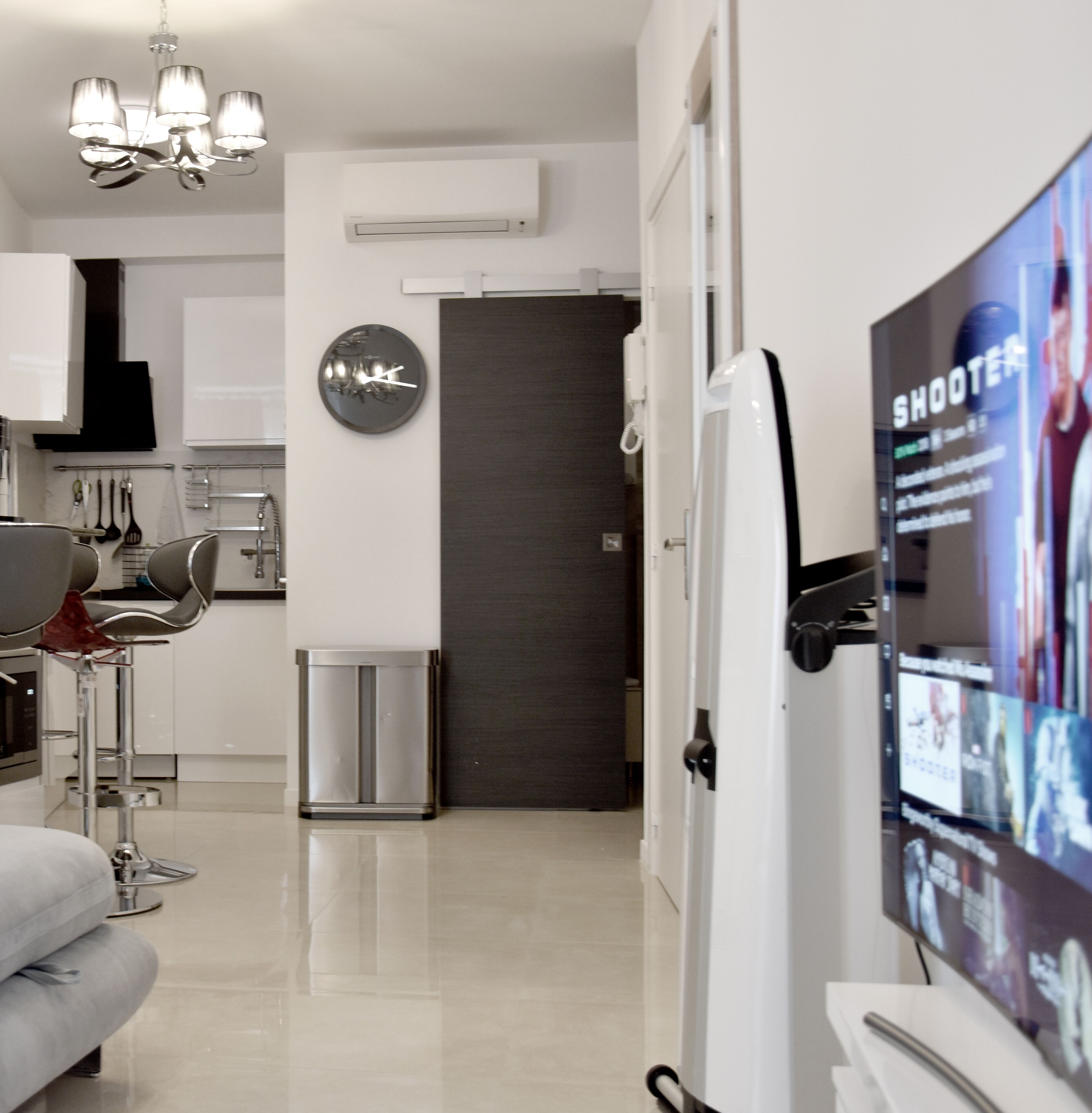 Apartamento Deluxe (Romance) | Sala de estar | TV de ecrã plano, Netflix, leitor de DVD, serviços de streaming 