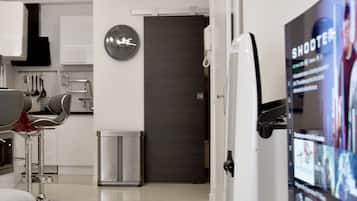 Apartamento Deluxe (Romance) | Sala de estar | TV de ecrã plano, Netflix, leitor de DVD, serviços de streaming