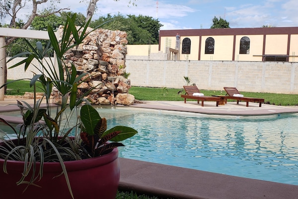 Piscina exterior, da(s) 8:00 à(s) 20:00, espreguiçadeiras