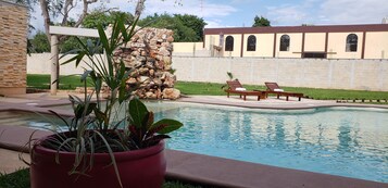 Piscina externa, funciona das 8h às 20h, espreguiçadeiras