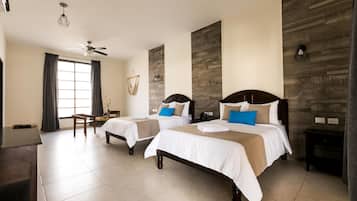 Suíte luxo, 2 camas de casal, vista para a piscina | 1 quarto, roupas de cama premium, edredons de pluma, cofres nos quartos