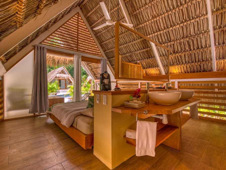 Bungalow Design, 1 cama king-size, vista para a piscina (Tippie) | 1 quarto, cofre no quarto, Wi-fi grátis, roupa de cama fornecida