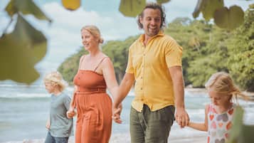 Na praia, praia de areia branca, toalhas de praia