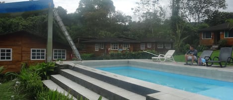 2 piscinas exteriores, da(s) 6:00 à(s) 22:00, guarda-sóis