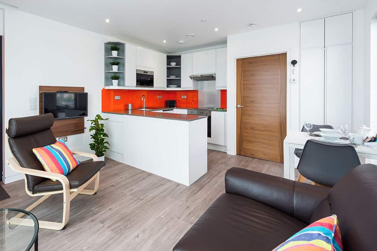 Apartamento premium, 1 quarto, no piso térreo (Corner) | Área de estar | Smart TV 32 polegadas com canais digitais, TV, Netflix