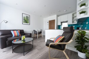 Apartamento Standard | Sala de estar | Smart TV de 32 de polegadas com canais digitais, televisor, Netflix