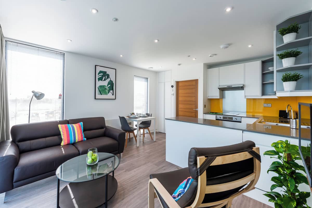 Apartamento premier, 1 quarto (Corner) | Área de estar | Smart TV 32 polegadas com canais digitais, TV, Netflix