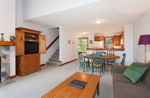 Casa de Férias, 2 quartos, 2 casas de banho (18) | Sala de estar | TV de ecrã plano, leitor de DVD 