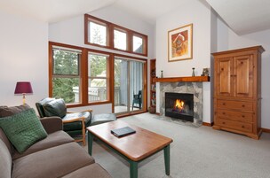 Casa geminada, 2 quartos, 2 banheiros (18) | Sala de estar | TV de tela plana, DVD player