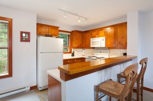 Casa de Férias, 2 quartos, 2 casas de banho (18) | Cozinha privada | Um frigorífico/congelador grande, um micro-ondas, um forno 