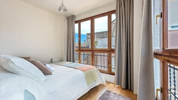 Apartamento (3 Bedrooms) | 3 quartos, secretária, secretária adequada para computadores portáteis