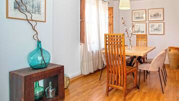 Apartamento (3 Bedrooms) | Área de estar | TV de tela plana 32 polegadas com canais a cabo, TV