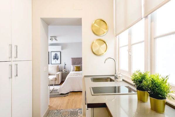Apartamento | Cozinha privada | Uma placa de cozinha, uma cafeteira/bule, utensílios de cozinha