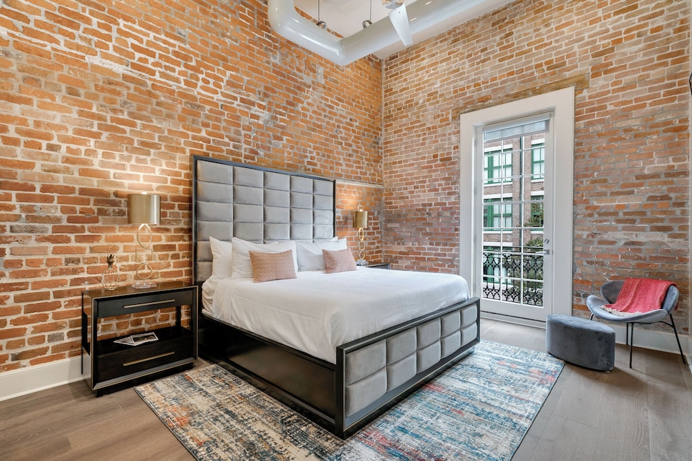 Double Up Enjoy 2 Levels Of Accommodations In The Heart Of Downtown Balconies On Each Level! - Gretna, LA