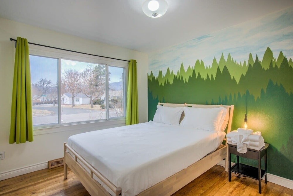 Cozy Gem, Near Bike Trails & Downtown, Pets Ok! - Colorado Springs, CO