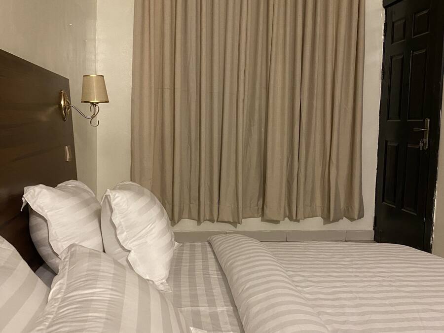Quarto Duplo Deluxe | Minibar, cofre no quarto, secretária, cortinas/cortinados opacos