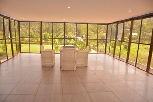 Quarto Duplo Superior | Sala de estar | Smart TV de 55 de polegadas com canais digitais, televisor, Netflix