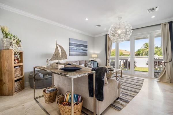 Comfortable Family 4bdr Home, Walk To The Beach - Nassau