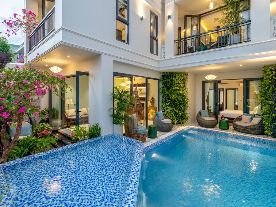 Piscina externa, espreguiçadeiras